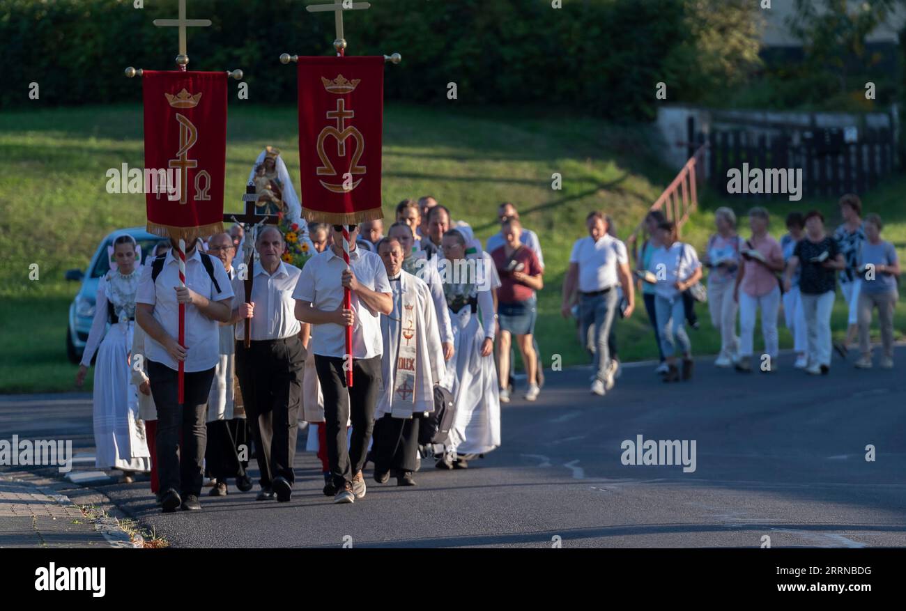 Rosenthal, Germany. 08th Sep, 2023. Worshippers carry a statue of the ...