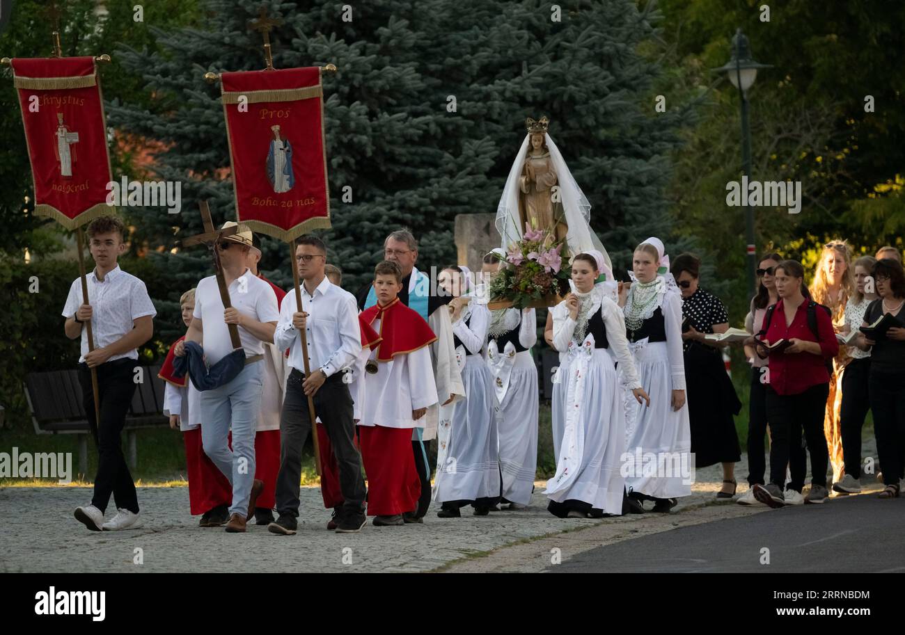 Rosenthal, Germany. 08th Sep, 2023. Worshippers carry a statue of the ...