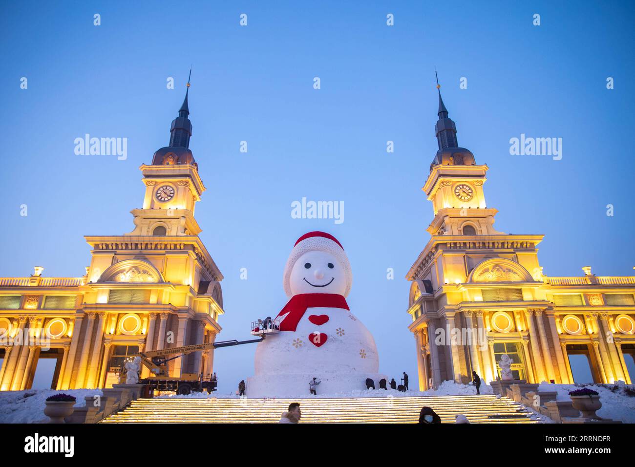 230105 -- HARBIN, Jan. 5, 2023 -- Workers do finishing work of the ...