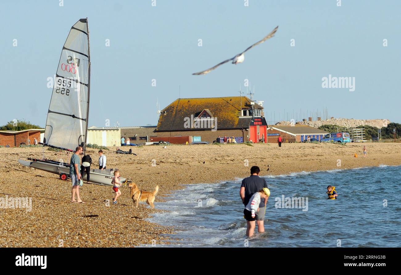 THE BEACH AT STOKES BAY, GOSPORT PIC MIKE WALKER 2023 Stock Photo - Alamy