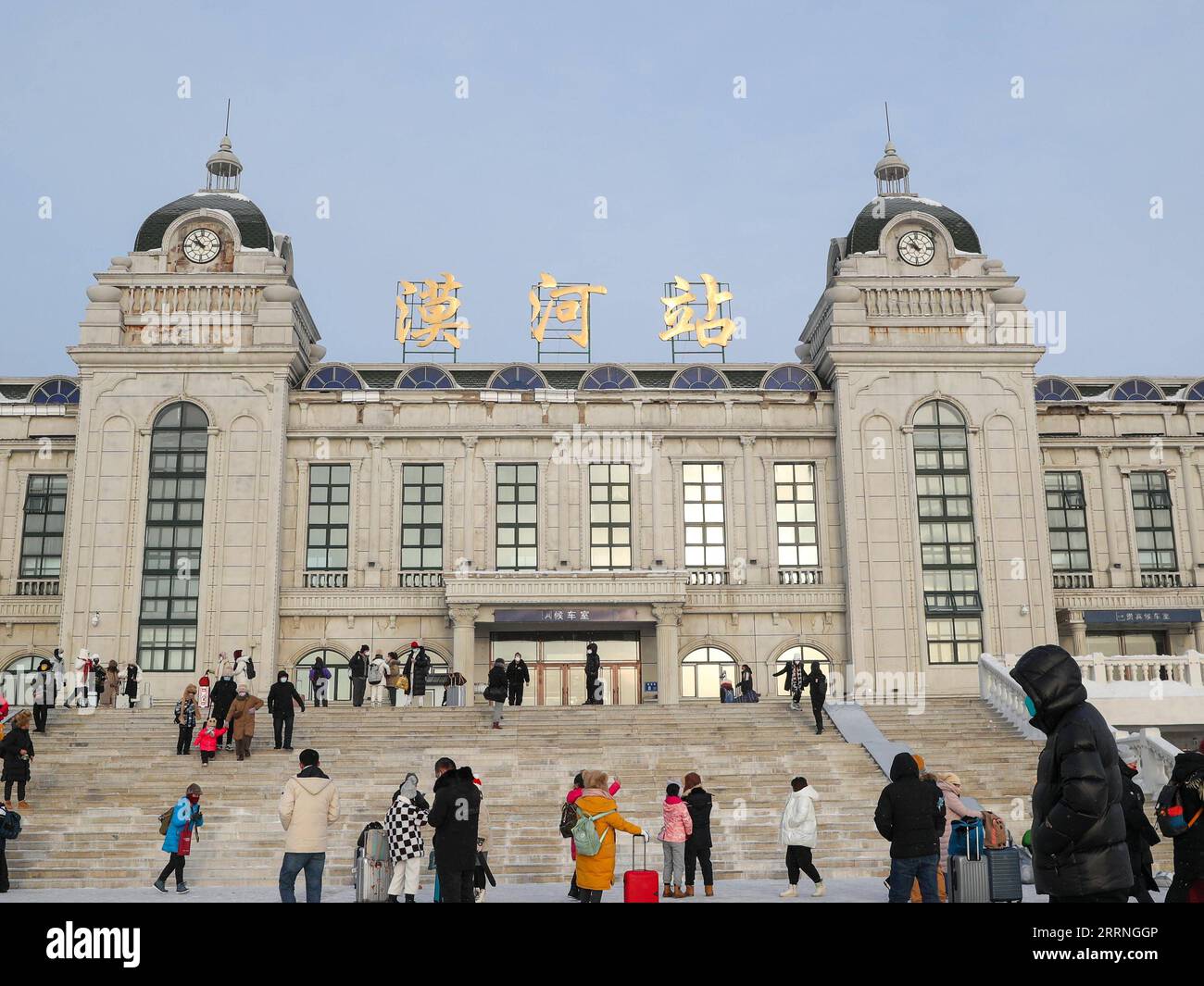 230110 -- MOHE, Jan. 10, 2023 -- Tourists pose for photos in front of ...