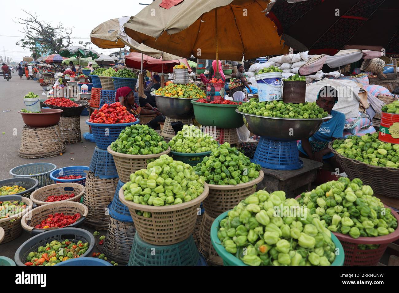 230112 -- ACCRA, Jan. 12, 2023 -- Vendors are seen at a market in Accra ...