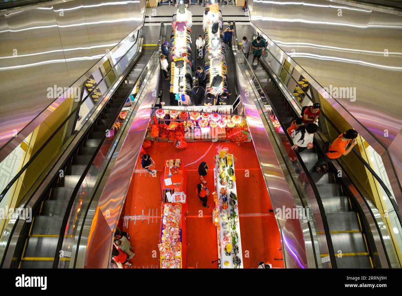 230116 --JAKARTA, Jan. 16, 2023 -- People visit a shopping mall in ...