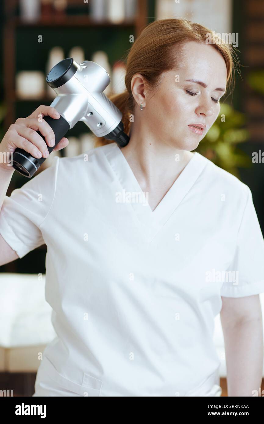 Healthcare Time Female Medical Massage Therapist In Massage Cabinet