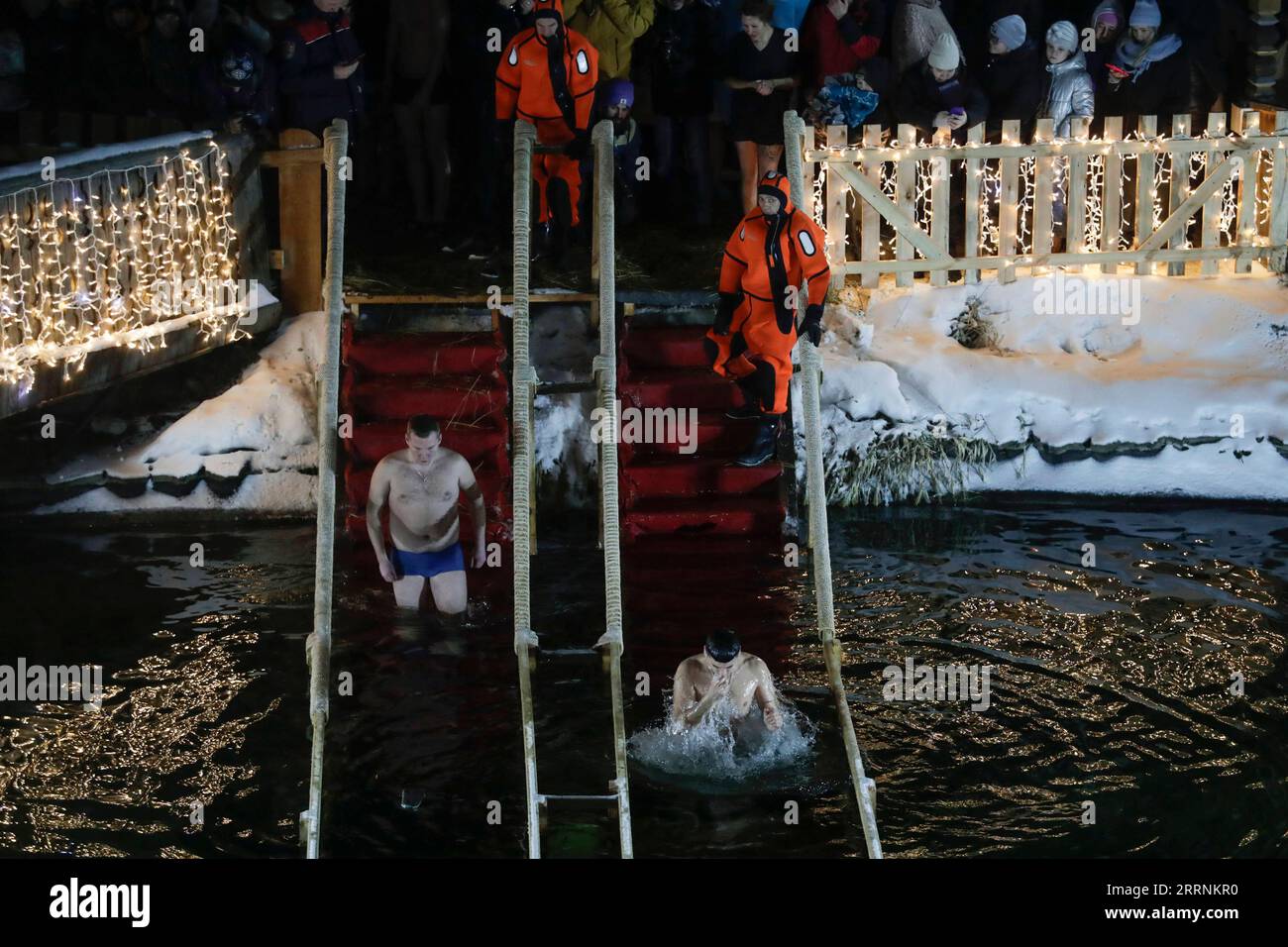 230119 -- MOSCOW, Jan. 19, 2023 -- People take a bath in the icy water ...