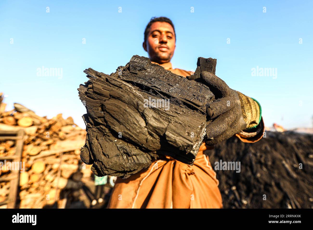 230119 -- CAIRO, Jan. 19, 2023 -- A worker shows charcoal made from ...