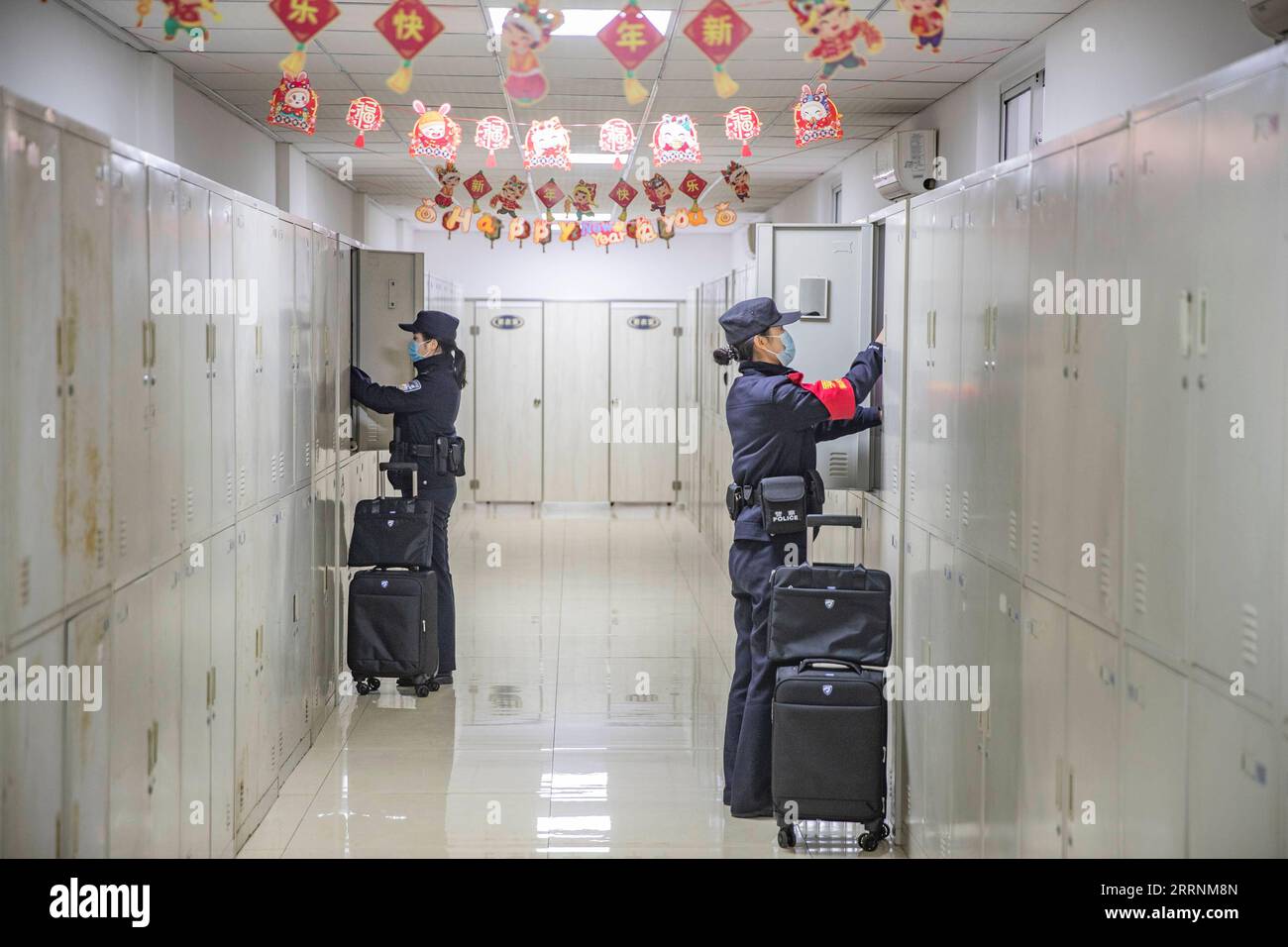 230120 -- CHONGQING, Jan. 20, 2023 -- Tan Lin L and Bao Jie, members of ...