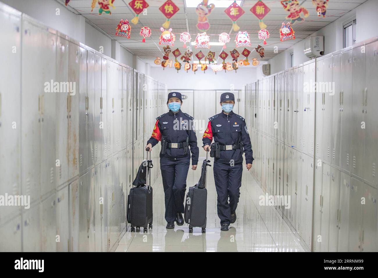 230120 -- CHONGQING, Jan. 20, 2023 -- Tan Lin L and Bao Jie, members of ...