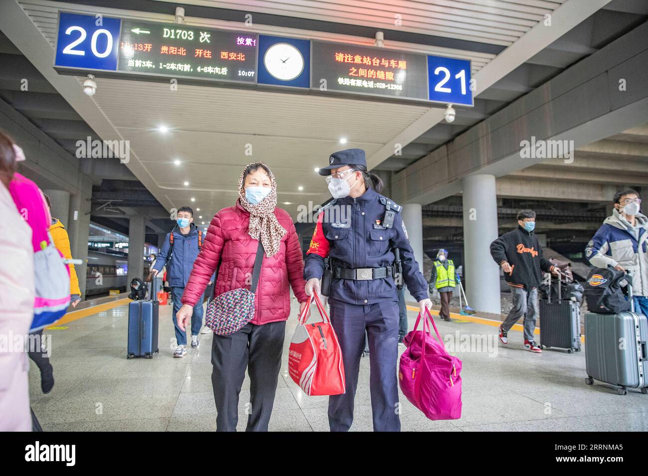 Female police officer in station hi-res stock photography and images ...