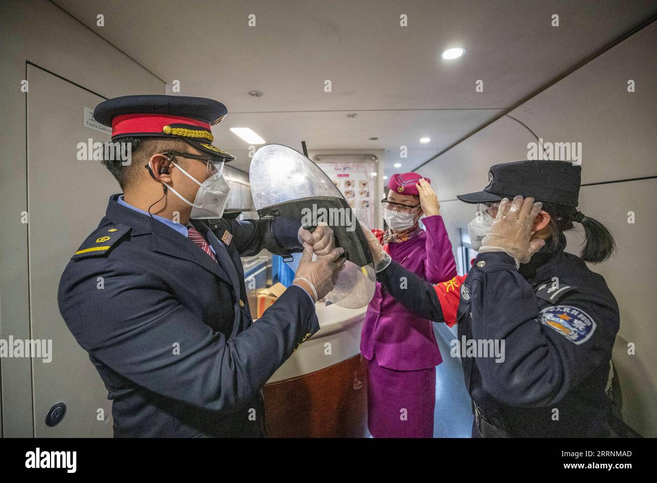 230120 -- CHONGQING, Jan. 20, 2023 -- Zhu Xiaoli R, a member of the Fanghua female railway ...