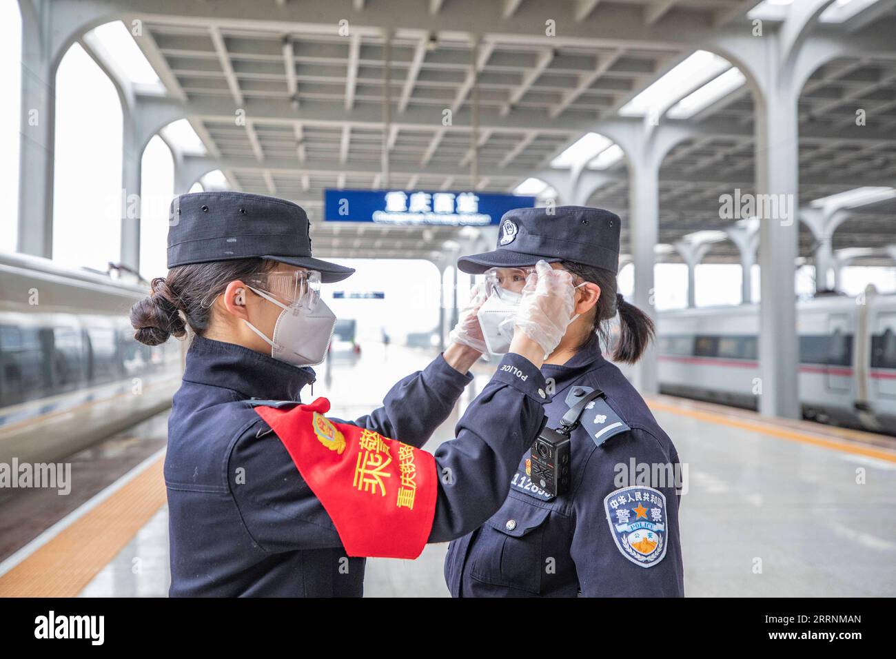 Female police officer in station hi-res stock photography and images ...