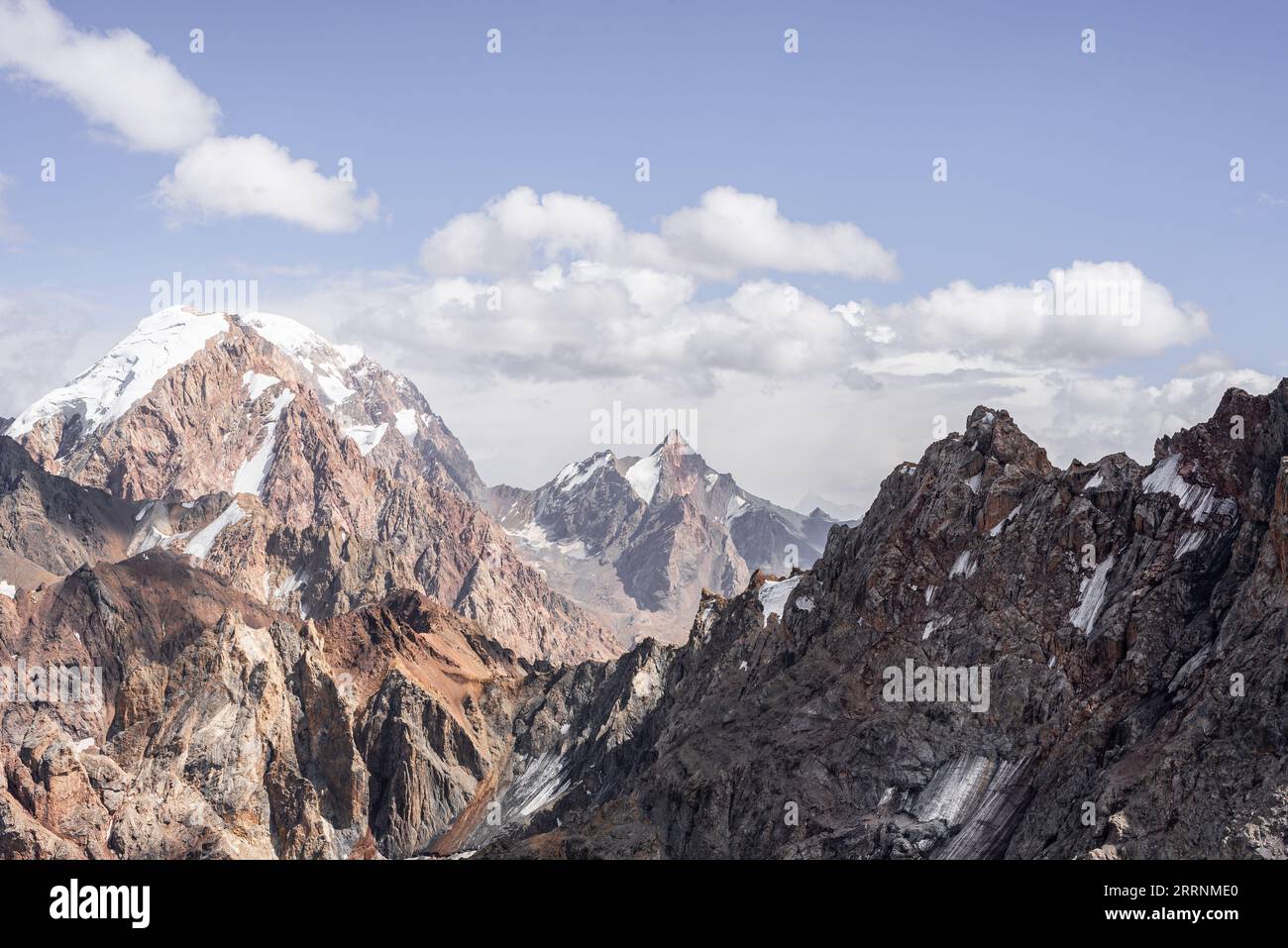 Snow capped peaks sharp hi-res stock photography and images - Alamy