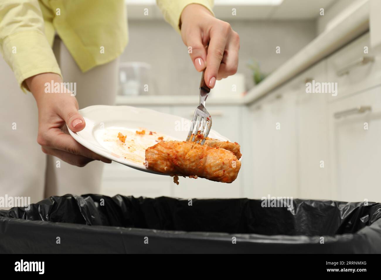 Woman throwing plate of food bin hi-res stock photography and images ...
