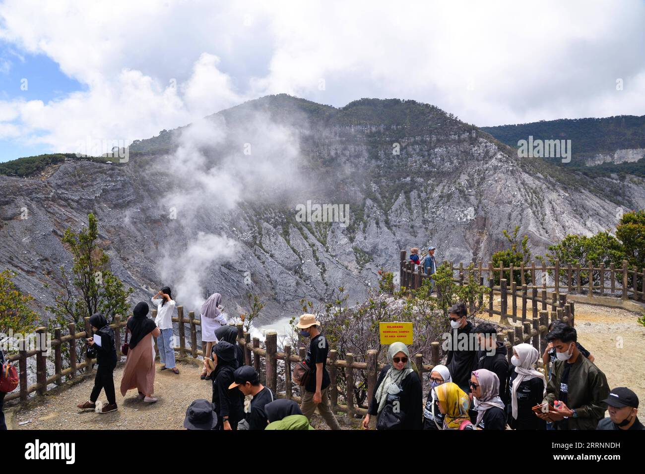 230122 -- BANDUNG, Jan. 22, 2023 -- People visit Tangkuban Parahu, a ...