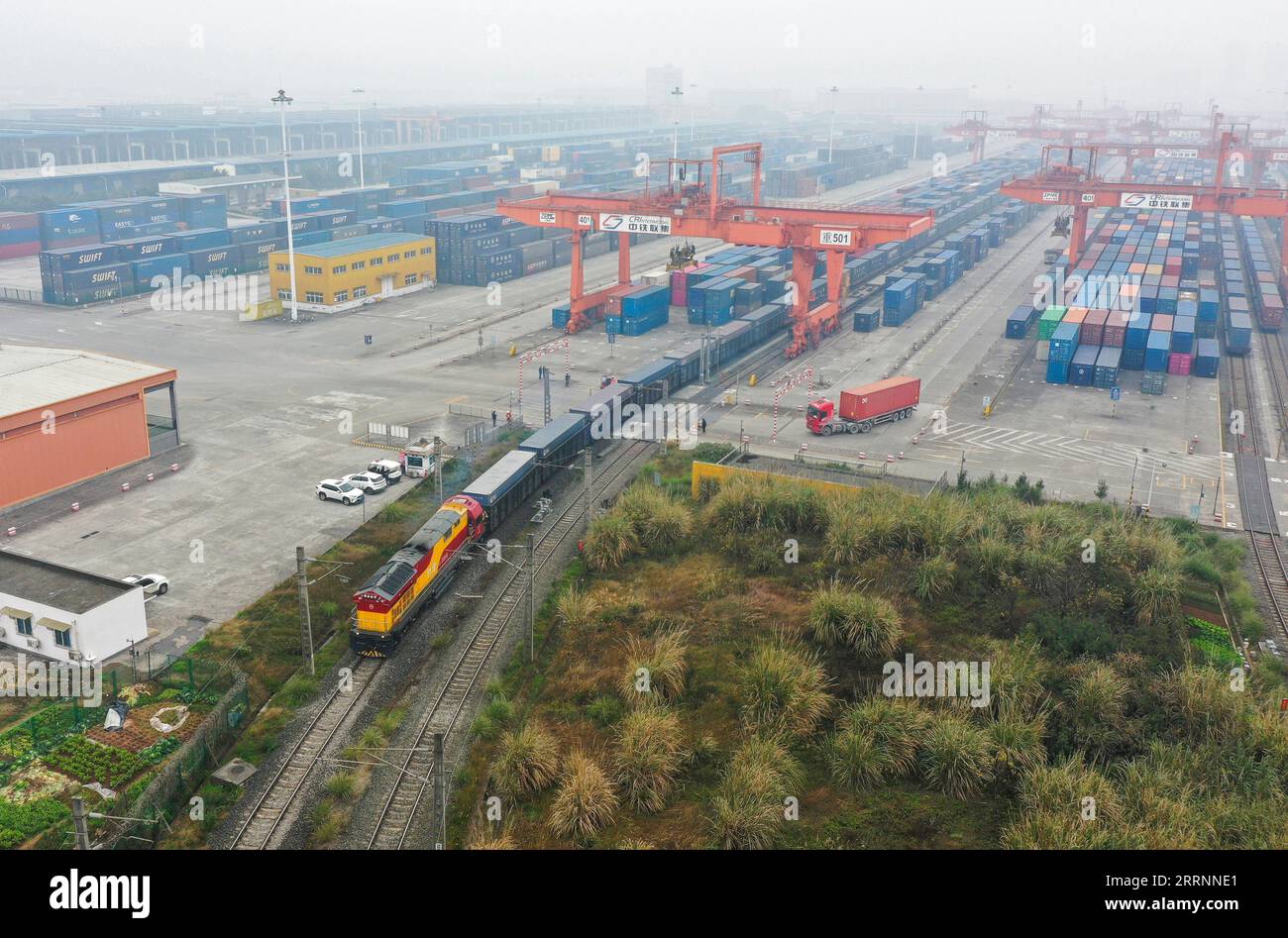 230122 -- CHONGQING, Jan. 22, 2023 -- This aerial photo shows a rail-sea intermodal freight ...