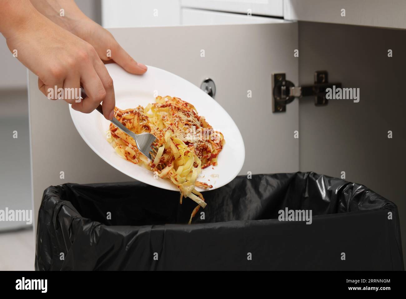 Woman throwing plate hi-res stock photography and images - Alamy