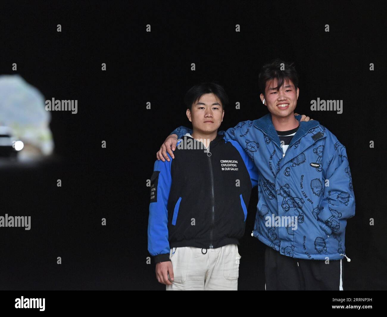 230122 -- DAHUA, Jan. 22, 2023 -- Meng Xuanren L and Meng Xuantai pose ...