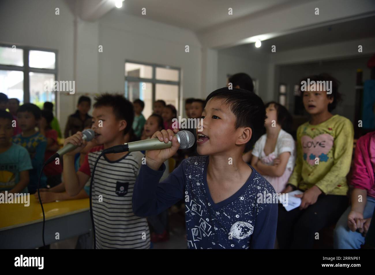 230122 -- DAHUA, Jan. 22, 2023 -- Meng Xuantai R, front attends a ...