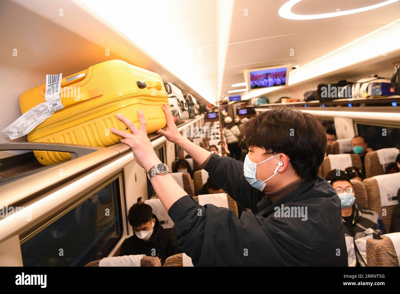 230127 -- CHONGQING, Jan. 27, 2023 -- A passenger puts his luggage on ...