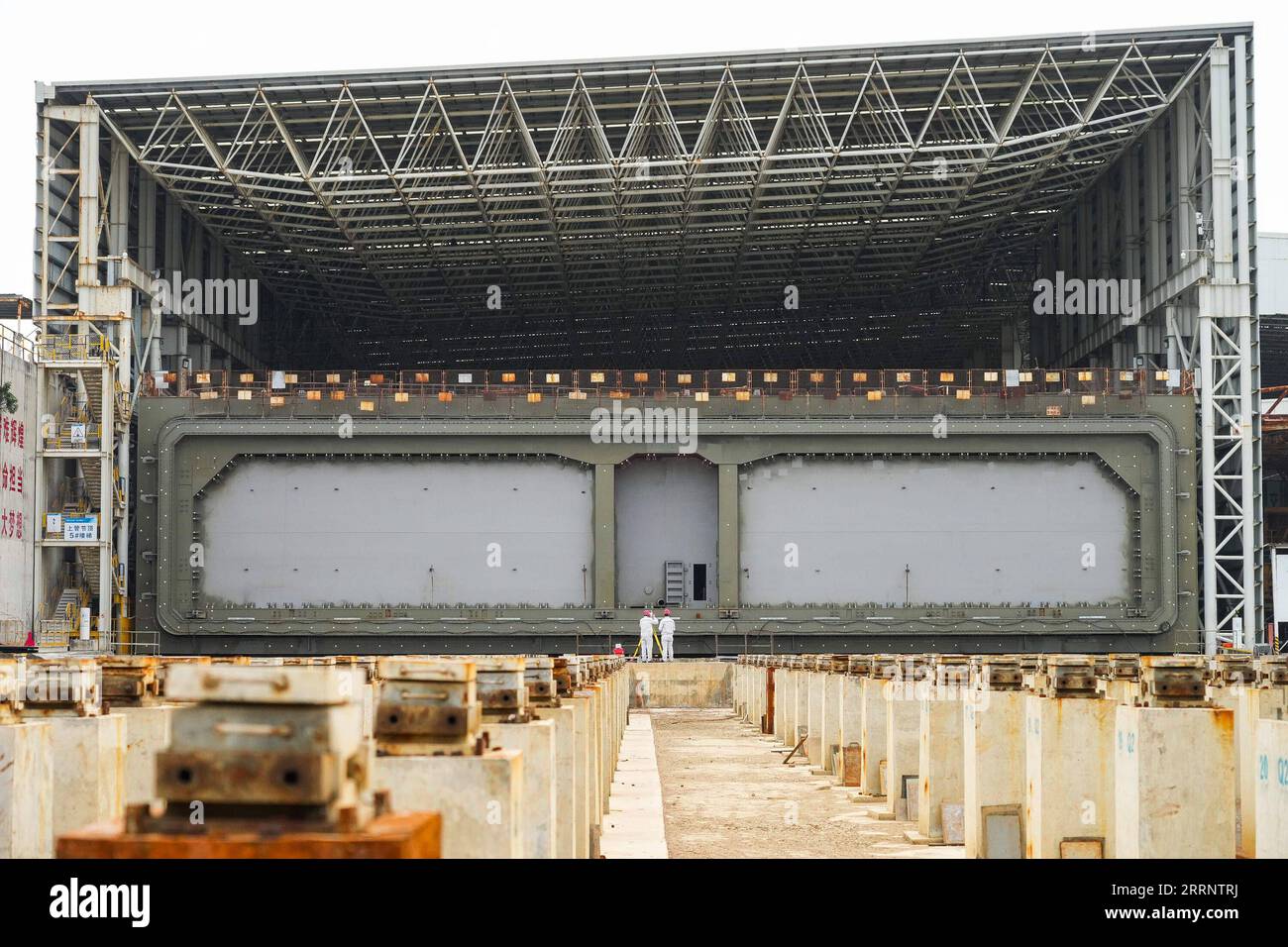 230131 -- ZHUHAI, Jan. 31, 2023 -- Staff members check immersed tube ...