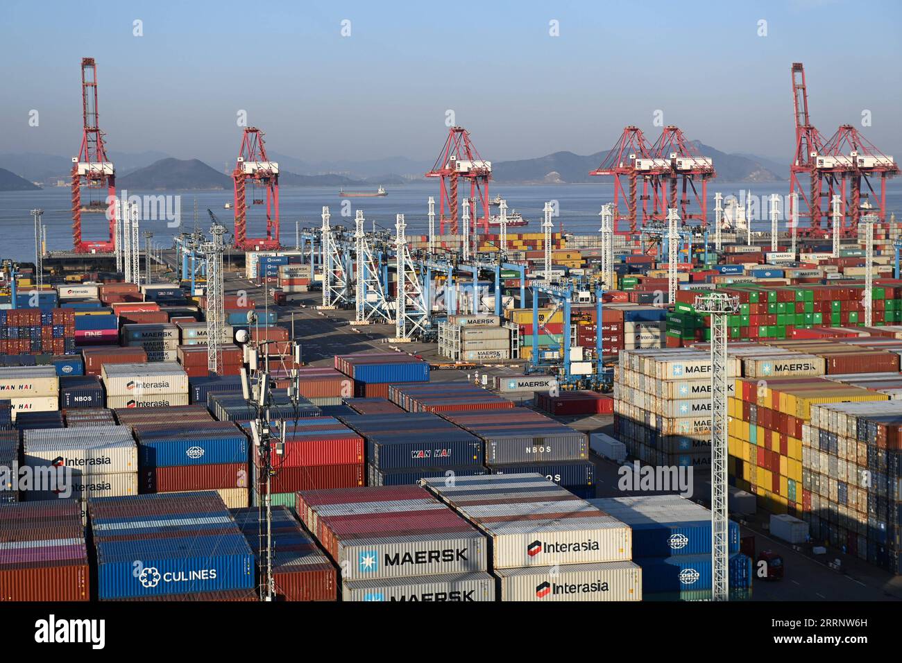 230201 -- NINGBO, Feb. 1, 2023 -- This photo taken on Jan. 31, 2023 ...