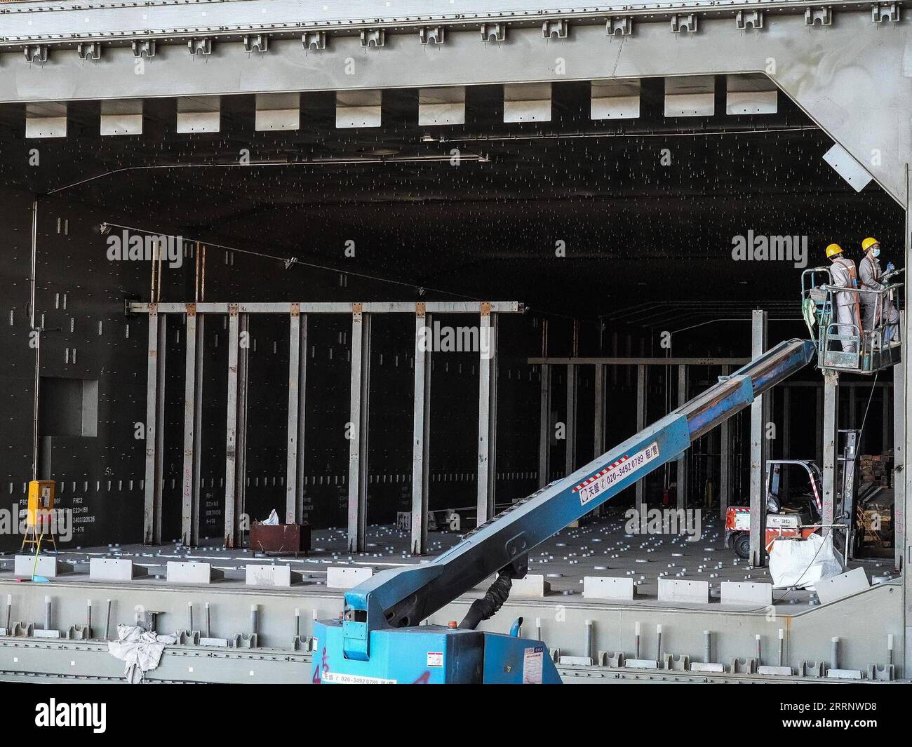 230131 -- ZHUHAI, Jan. 31, 2023 -- Staff members prepare the outfitting ...
