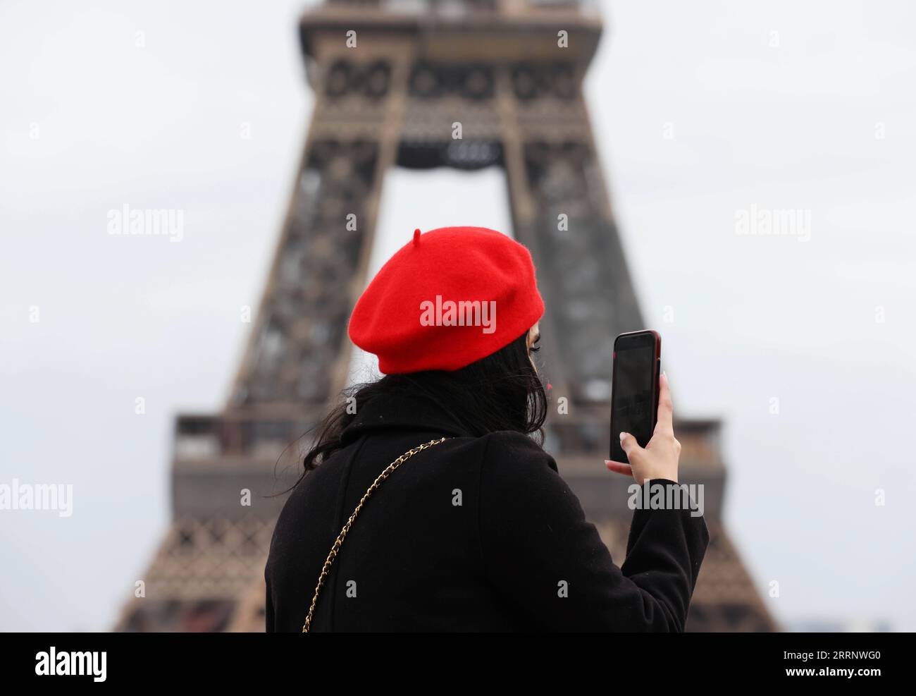 230202 -- PARIS, Feb. 2, 2023 -- A tourist takes photos at the ...