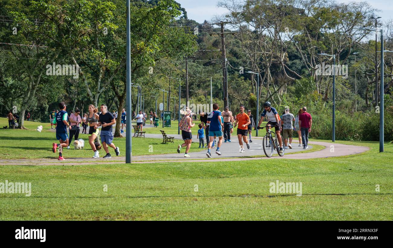 Busy morning with people exercising at Parque Barigui in Curitiba ...