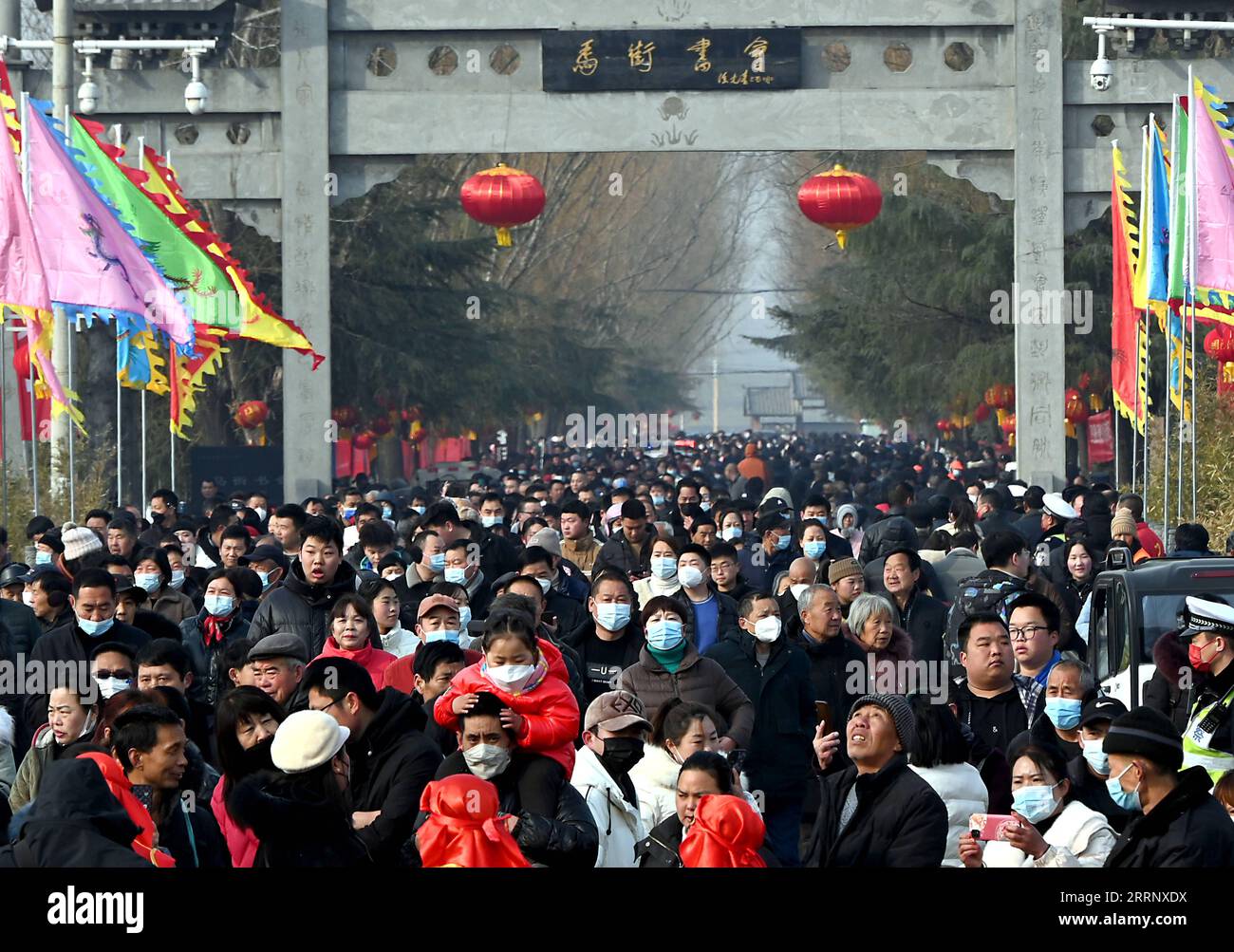 230203 -- BAOFENG, Feb. 3, 2023 -- People visit the Quyi fair in Majie ...