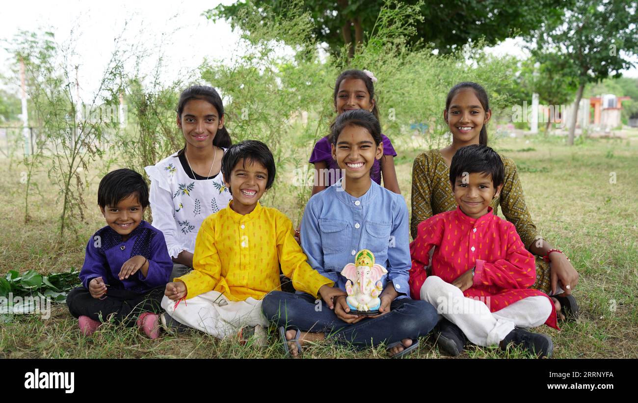 Little Indian girl child with lord ganesha and praying , Indian ganesh ...