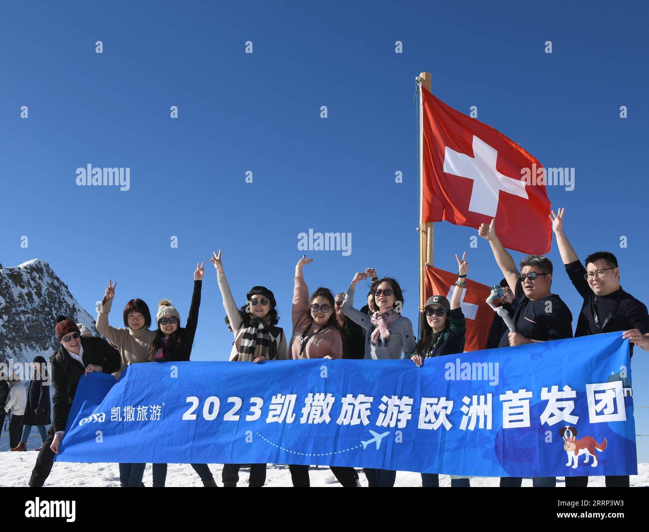 230215 -- GENEVA, Feb. 15, 2023 -- Chinese tourists pose for a group ...