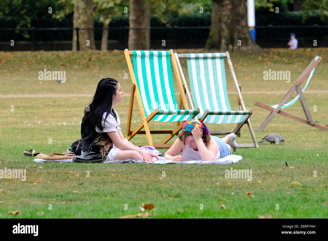 london-uk-8th-september-2023-visitors-to-st-james-s-park-during-an