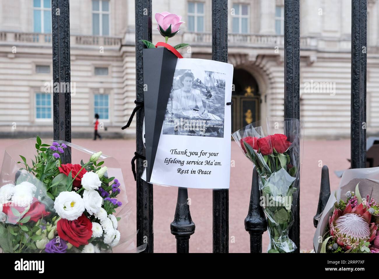 London, UK. 8th September, 2023. People gather at Buckingham Palace to ...