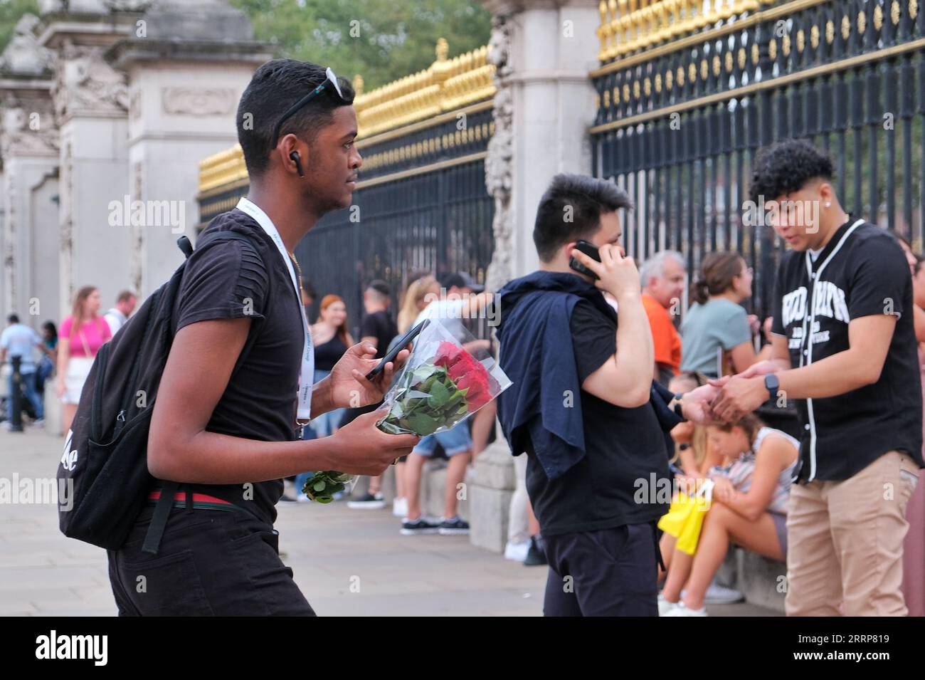 London, UK. 8th September, 2023. People gather at Buckingham Palace to ...