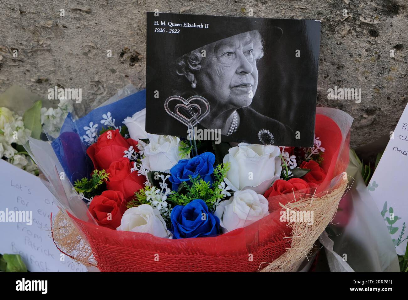 London, UK. 8th September, 2023. People gather at Buckingham Palace to ...