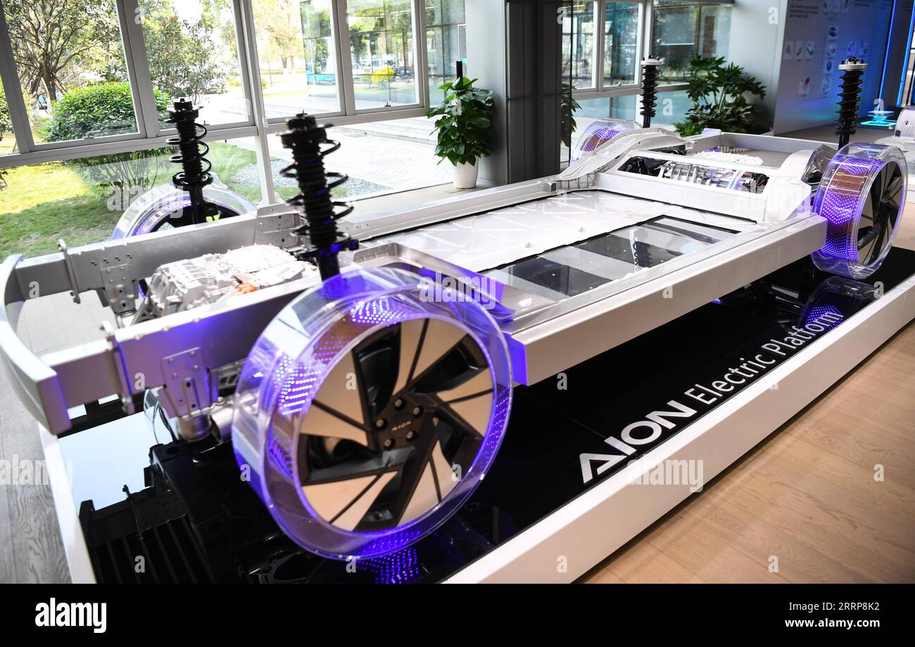 China electric car manufacturing hi-res stock photography and images ...