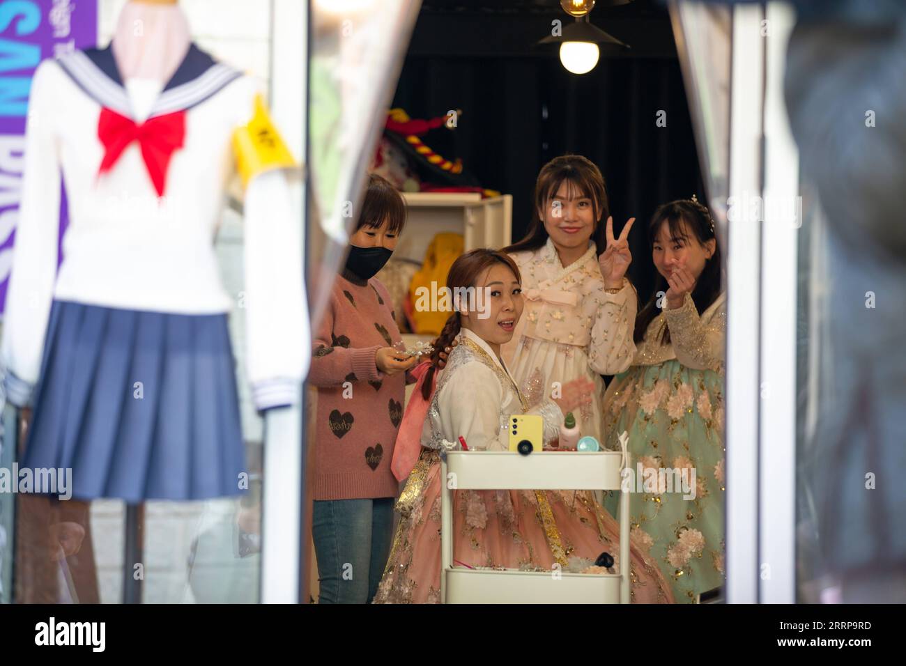 230307 -- BUSAN, March 7, 2023 -- Tourists try traditional clothing at ...
