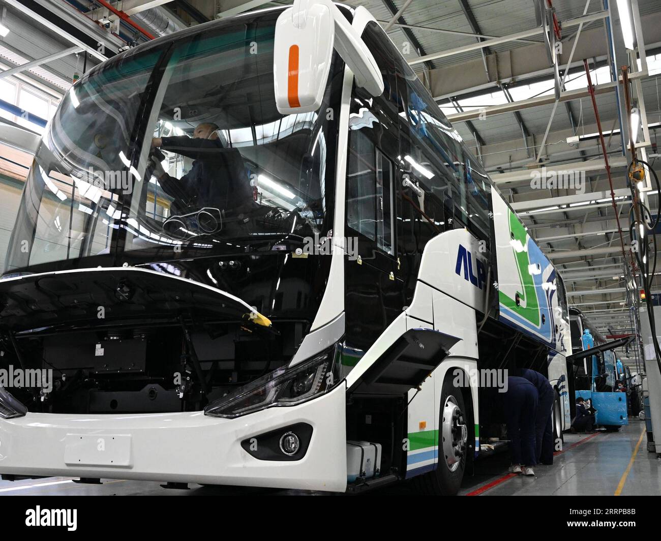 Zhengzhou yutong bus hi-res stock photography and images - Alamy