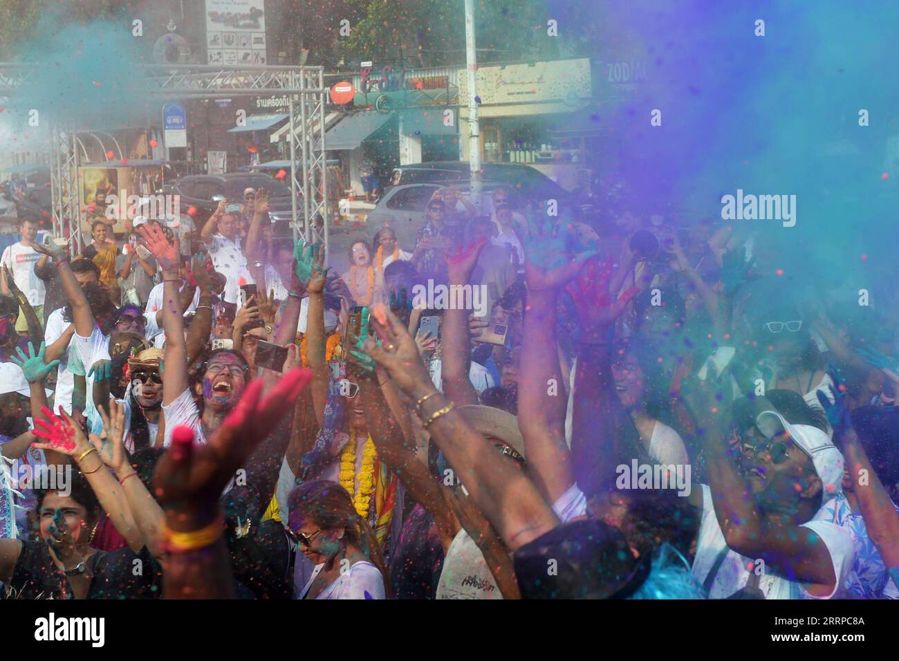 230312 -- PATTAYA, March 12, 2023 -- People play with colored powder to ...