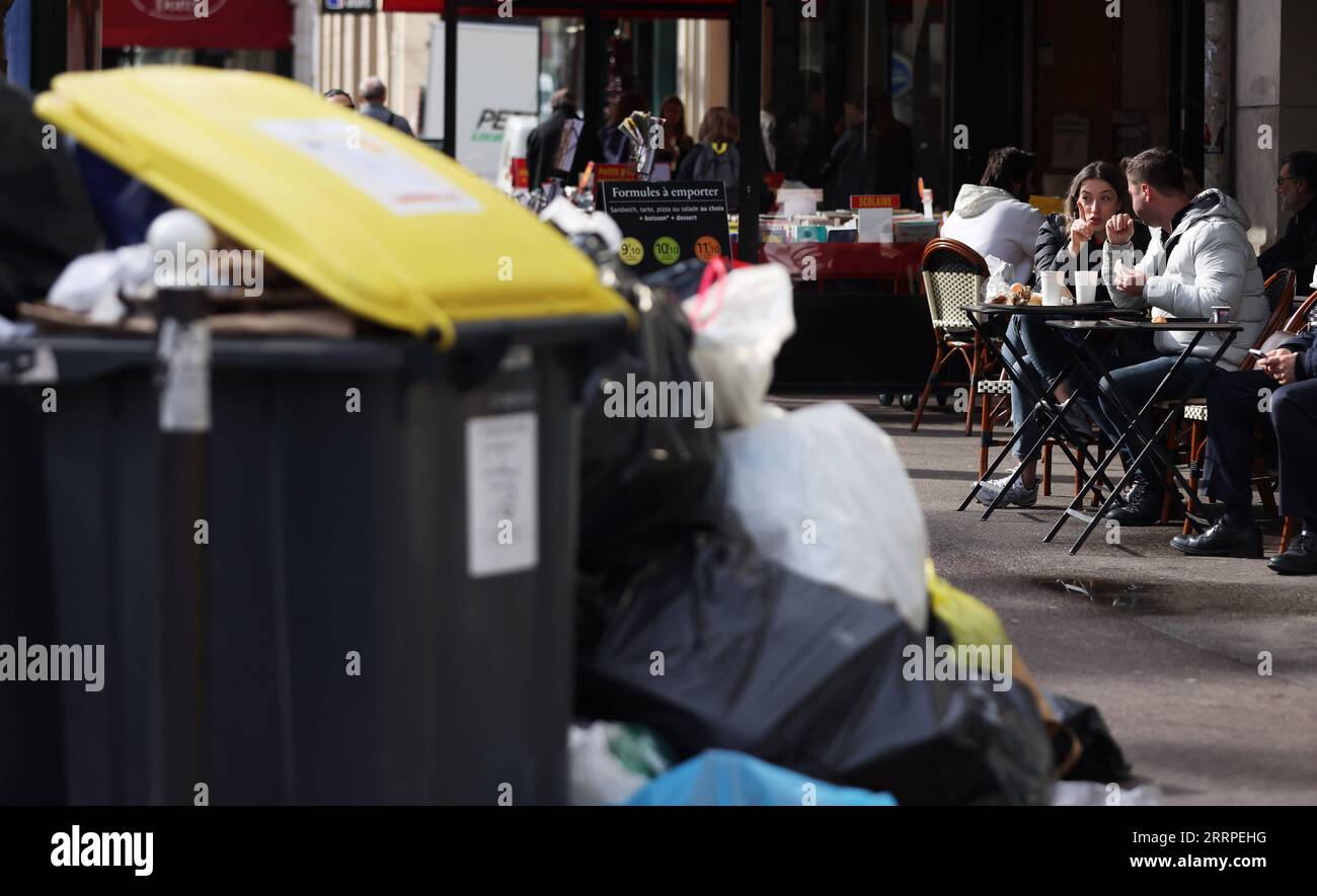 Paris garbage hi-res stock photography and images - Alamy