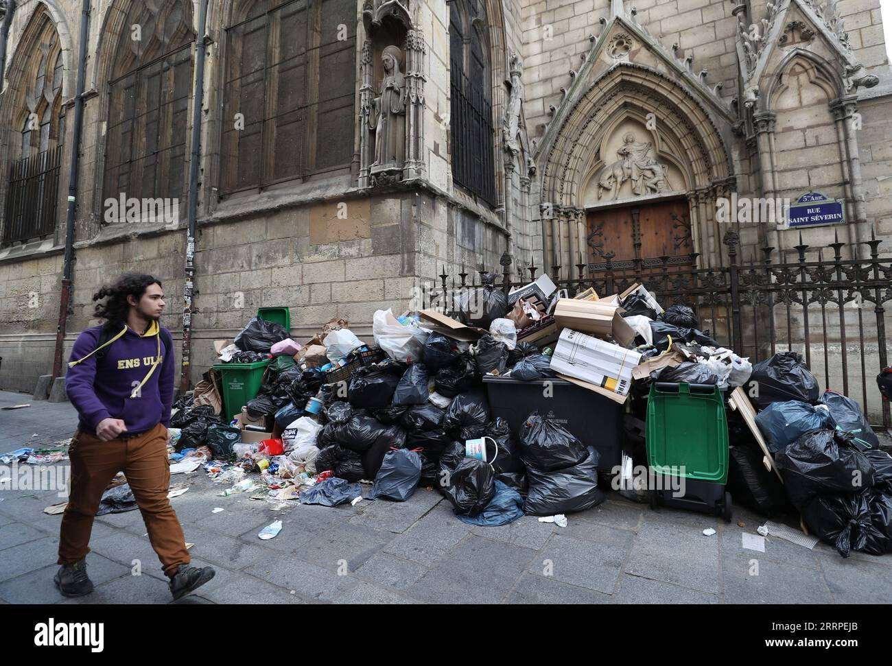 Paris garbage hi-res stock photography and images - Alamy
