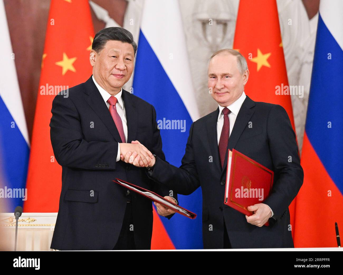 Putin and xi jinping shake hands hi-res stock photography and images ...
