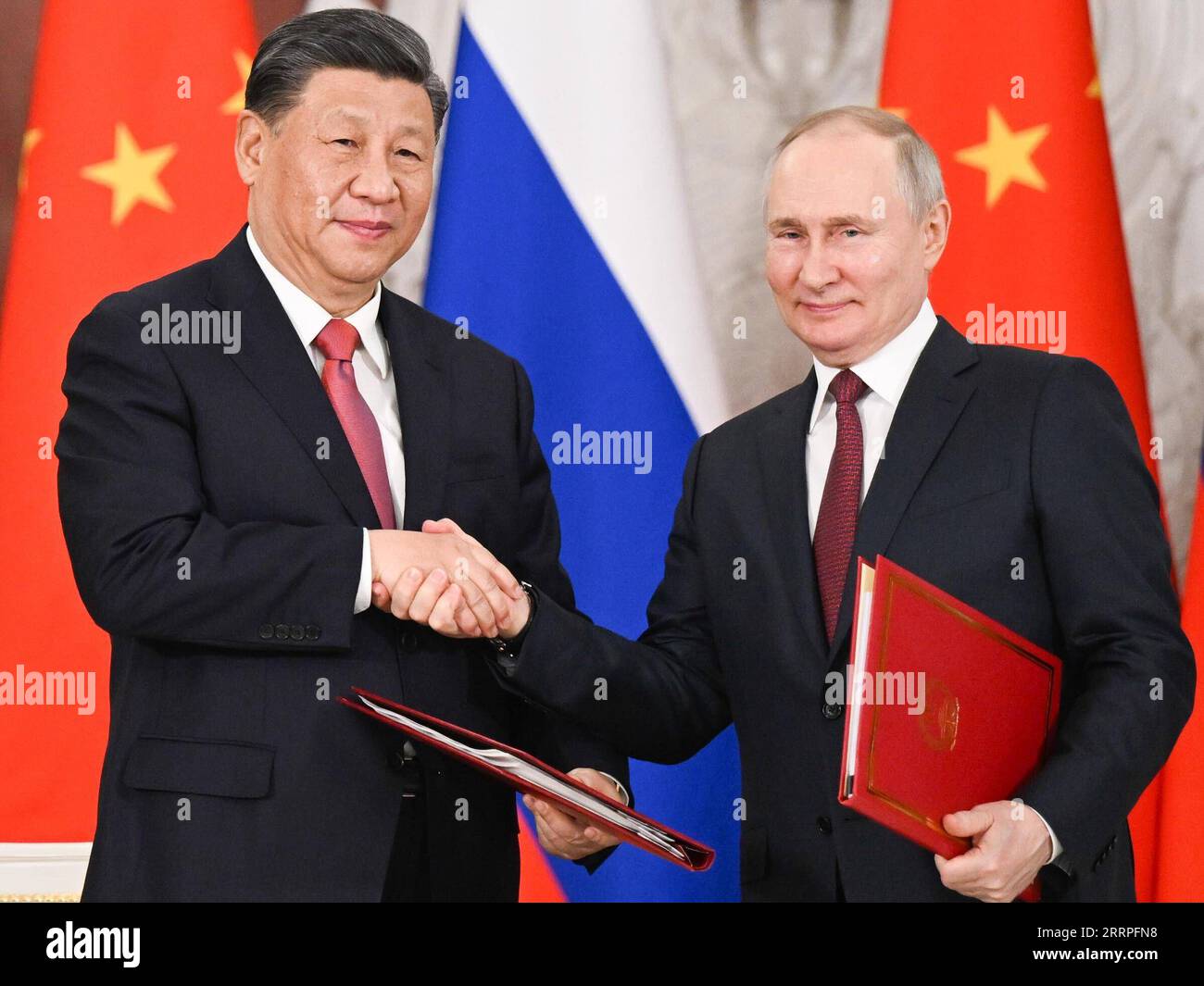 Putin and xi jinping shake hands hi-res stock photography and images ...