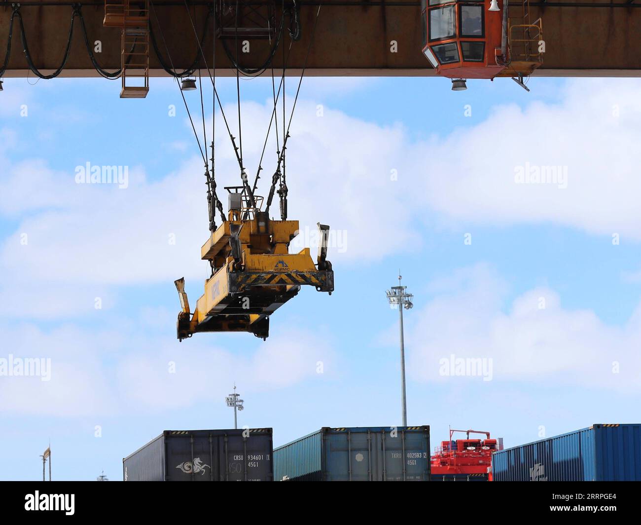 230323 -- MANZHOULI, March 23, 2023 -- This photo taken on March 15, 2023 shows a crane in ...