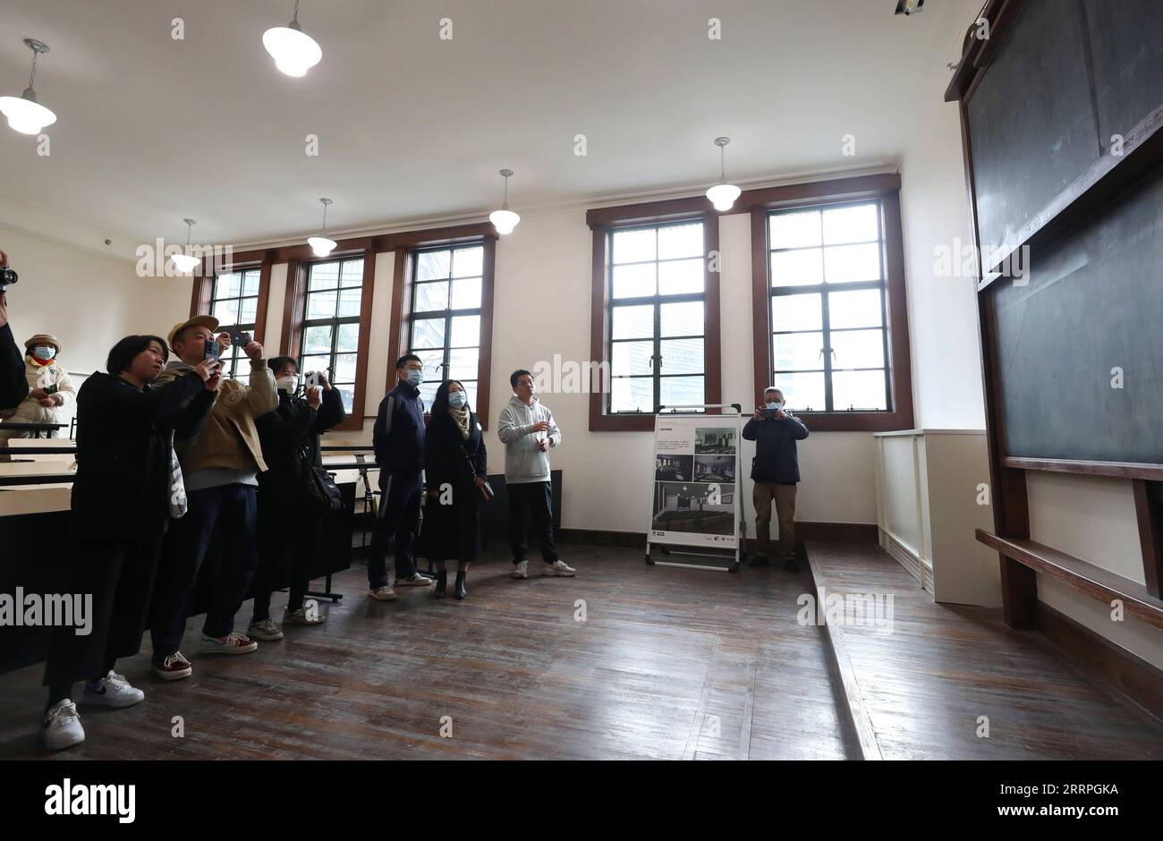 230324 -- SHANGHAI, March 24, 2023 -- People visit the Design ...