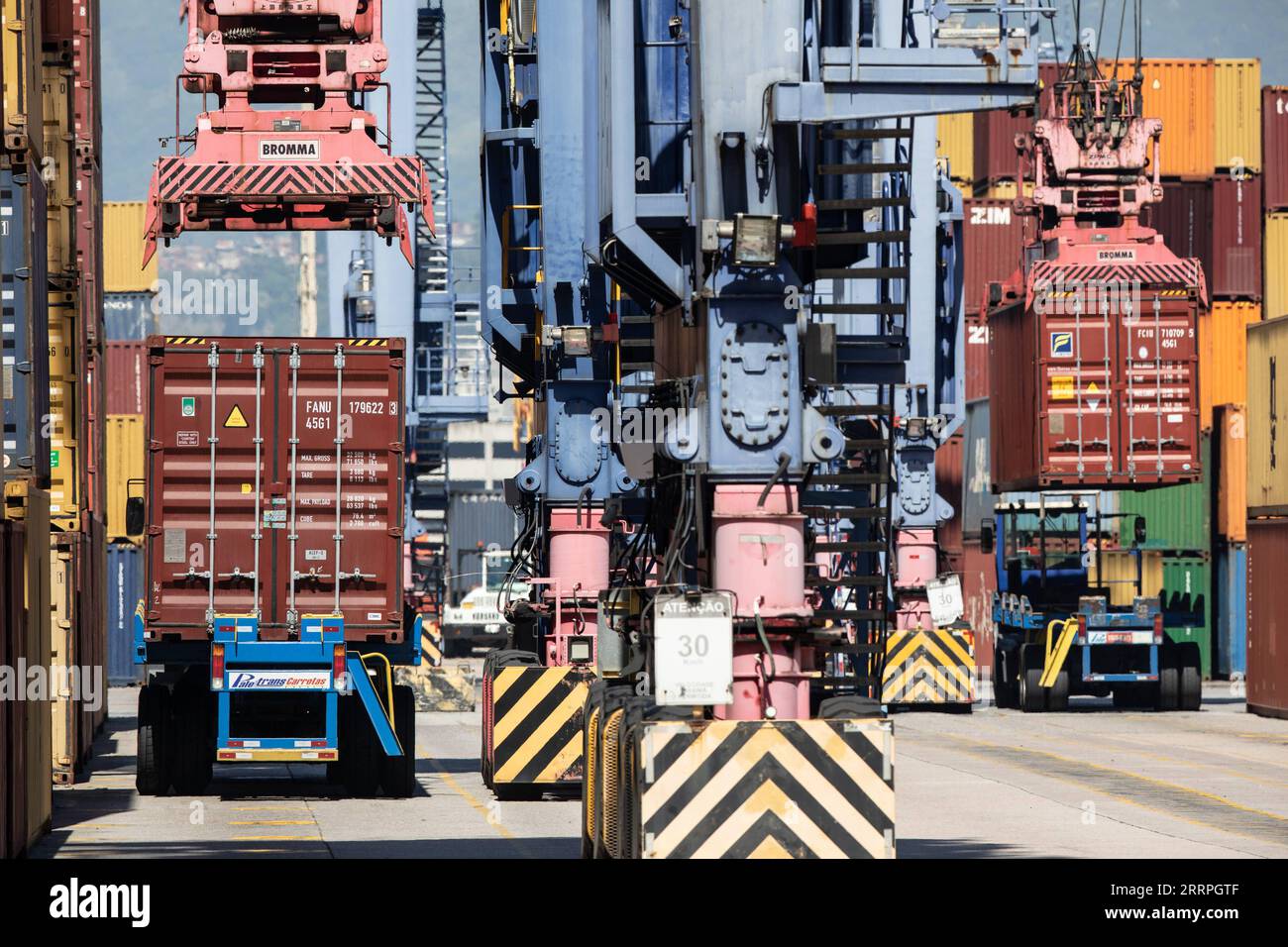 Unloading cargoes hi-res stock photography and images - Alamy