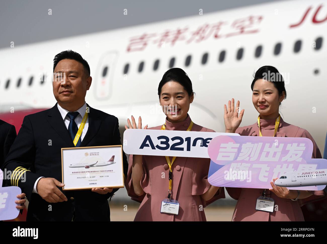 230324 -- TIANJIN, March 24, 2023 -- Crew members from Shanghai-based ...
