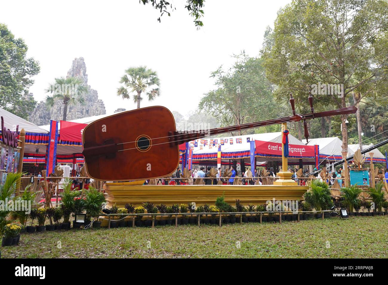 230414 -- SIEM REAP, April 14, 2023 -- A large Chapei Dang Veng, the ...