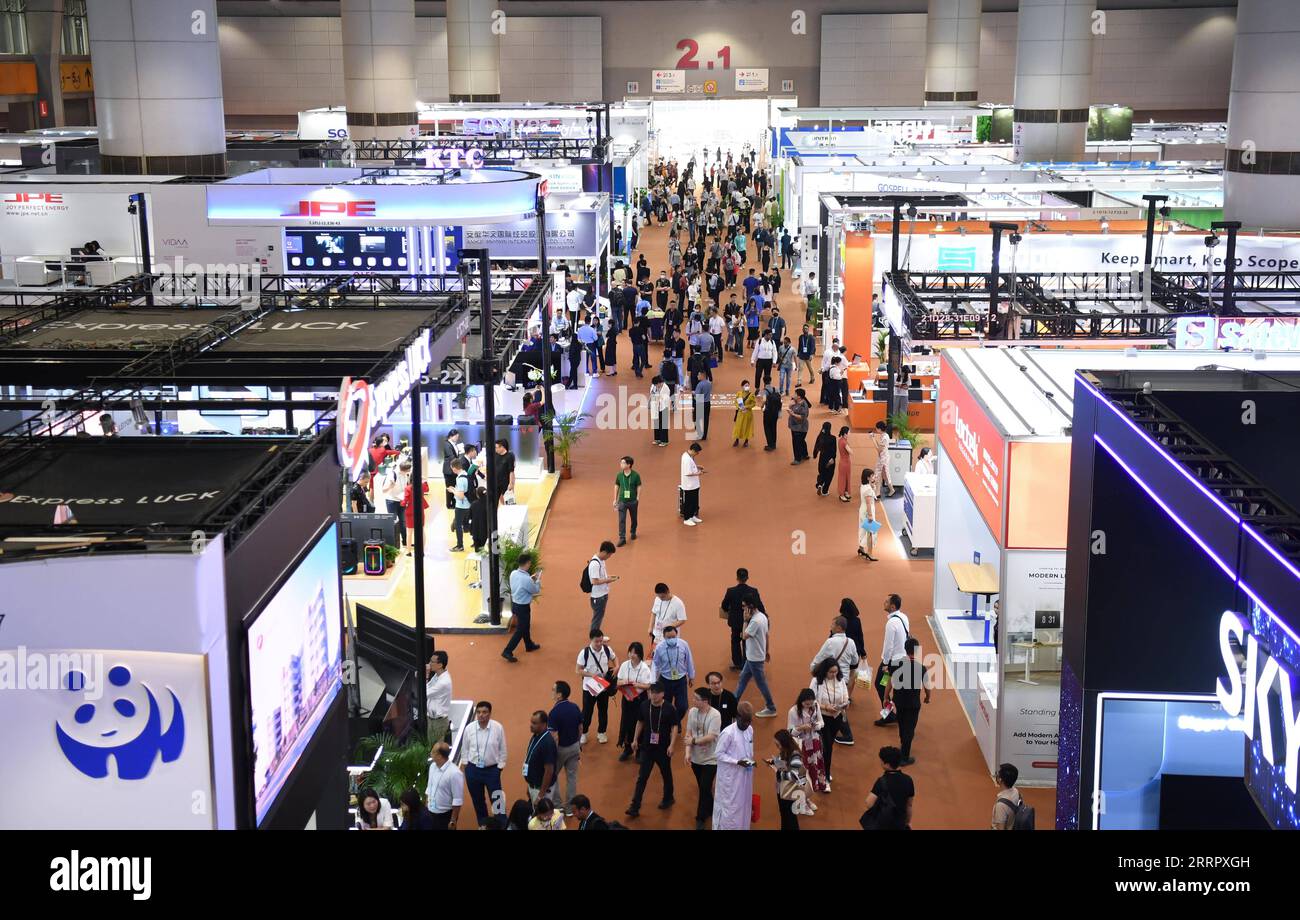 230415 -- GUANGZHOU, April 15, 2023 -- People visit the 133rd session ...