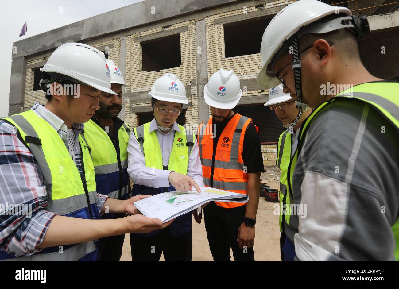Iraqi construction workers hi-res stock photography and images - Alamy